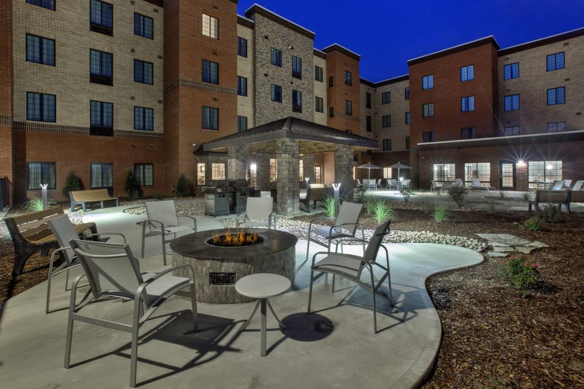 Condo ∙ 2 Bedrooms ∙ 8 Guests - Benton Harbor, MI