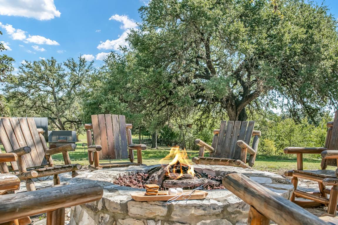Farmhouse ∙ 3 Bedrooms ∙ 6 Guests - Luckenbach, TX