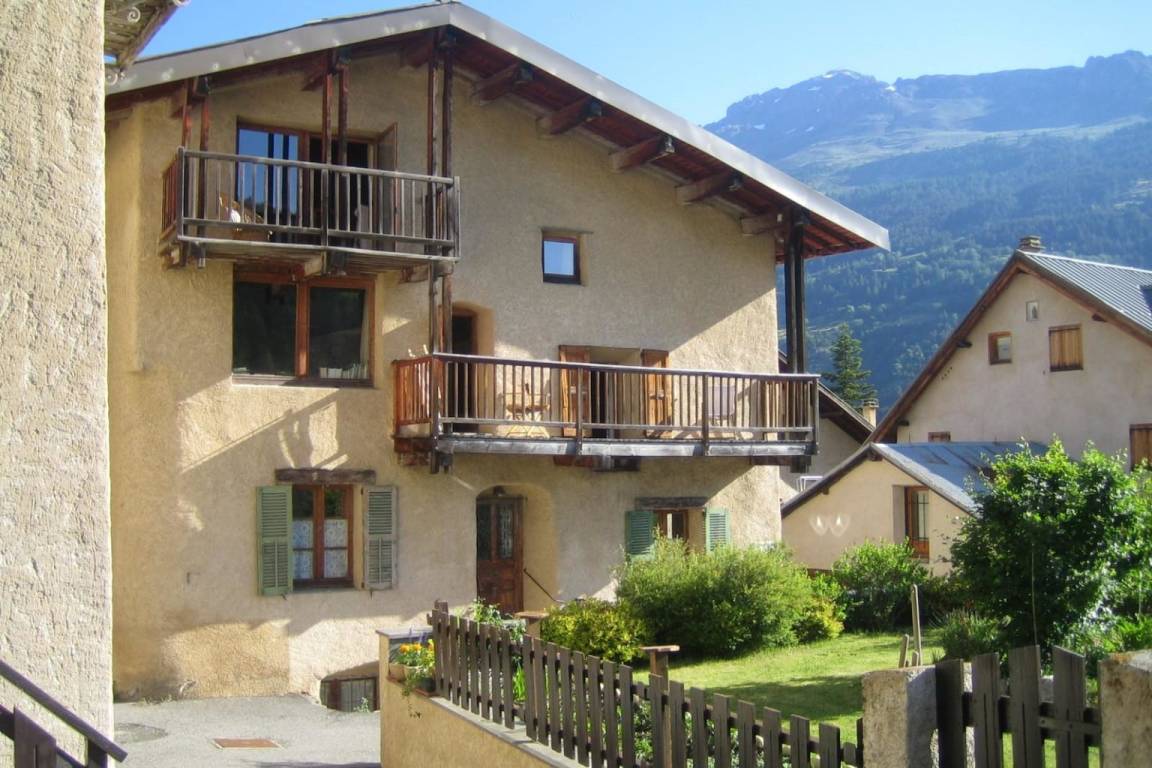 140 M² House ∙ 5 Bedrooms ∙ 10 Guests - Chantemerle