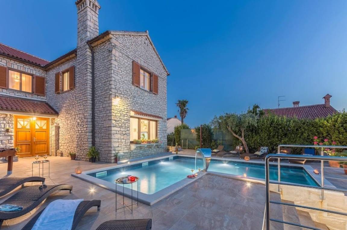 225 M² Maison De Vacances ∙ 5 Chambres ∙ 12 Personnes - Premantura