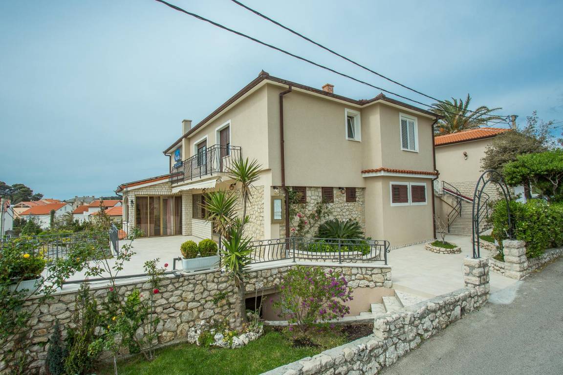 60 M² Ferienwohnung ∙ 2 Schlafzimmer ∙ 4 Gäste - Rab