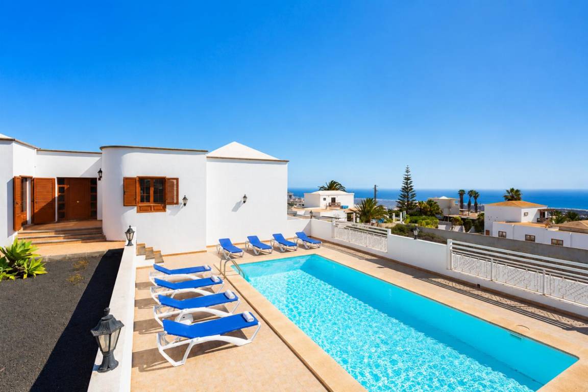 215 M² Villa ∙ 4 Bedrooms ∙ 8 Guests - Puerto del Carmen