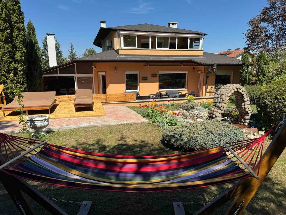 150 M² Huis ∙ 2 Slaapkamers ∙ 6 Gasten - Sofia