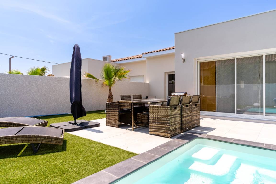 190 M² Villa ∙ 6 Bedrooms ∙ 16 Guests - Valras-Plage