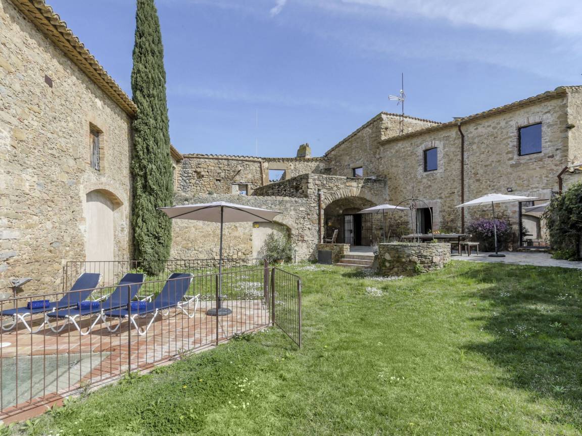 120 M² House ∙ 6 Bedrooms ∙ 11 Guests - Peratallada