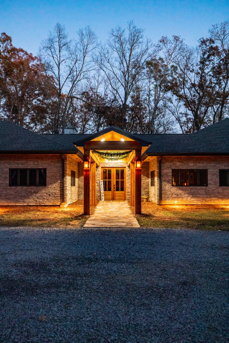Lodge ∙ 4 Bedrooms ∙ 35 Guests - Alabama