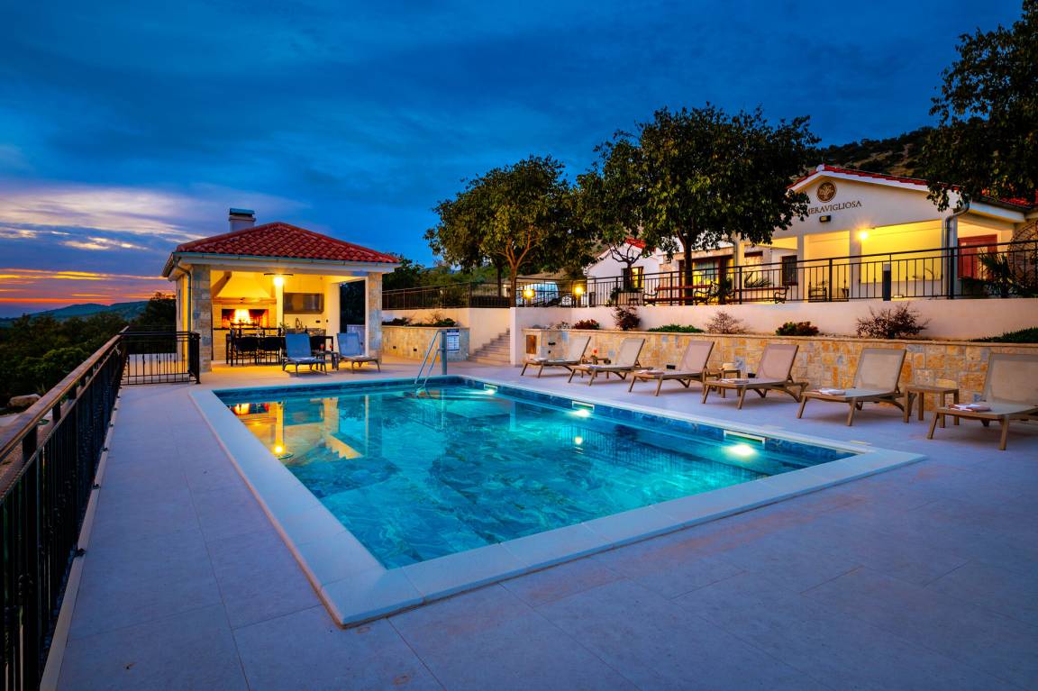 220 M² House ∙ 4 Bedrooms ∙ 8 Guests - Tisno