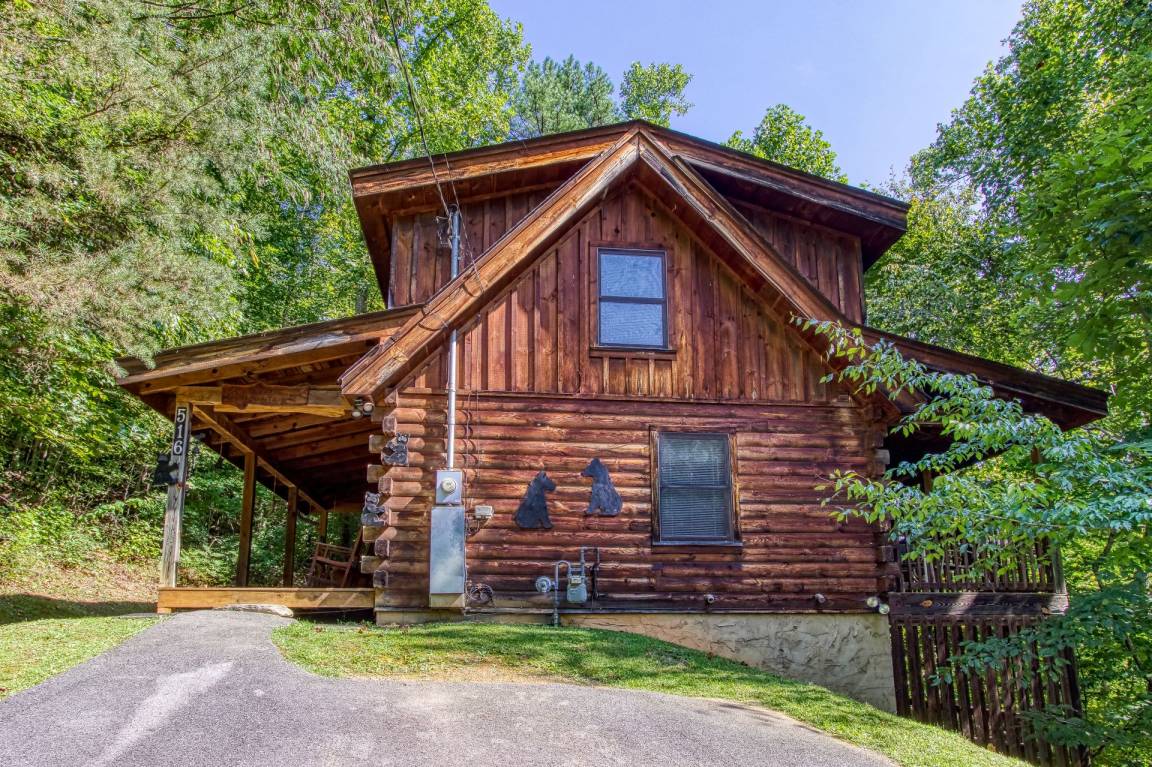 Cabin ∙ 2 Bedrooms ∙ 6 Guests - Pigeon Forge, TN