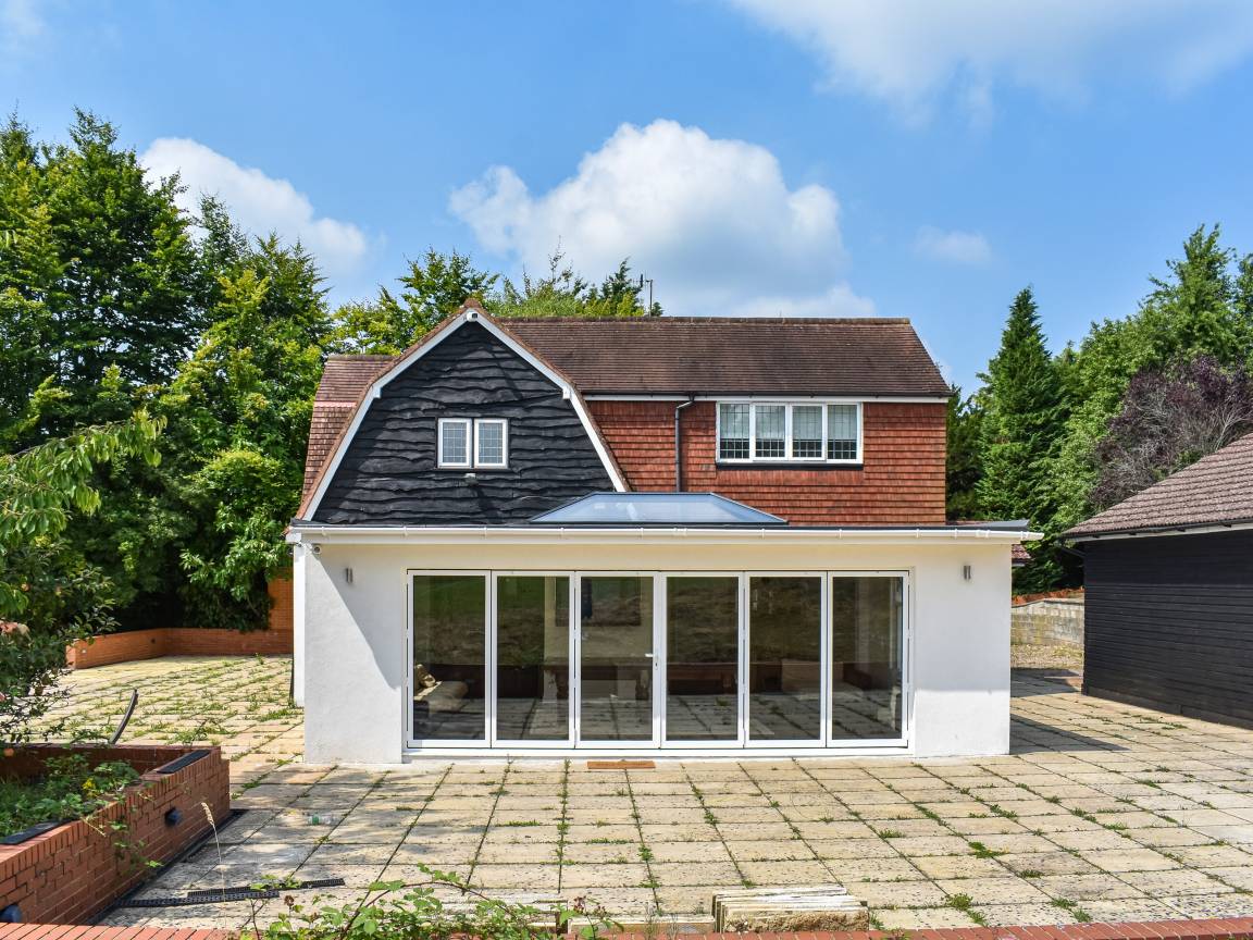 Cottage ∙ 4 Bedrooms ∙ 8 Guests - Epsom