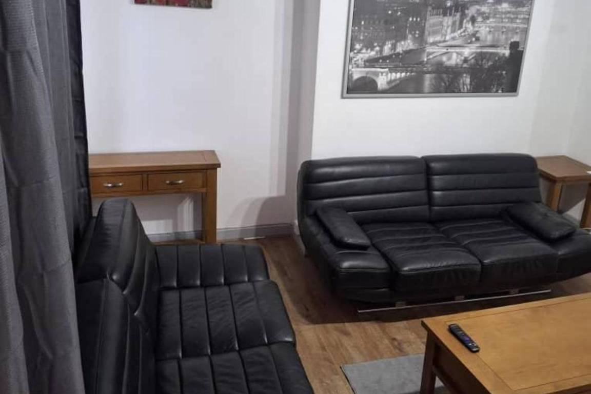 90 M² House ∙ 3 Bedrooms ∙ 5 Guests - Chesterfield