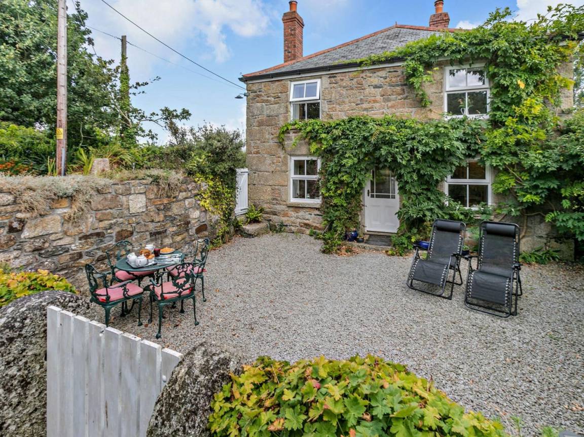 Cottage ∙ 2 Bedrooms ∙ 4 Guests - Troon