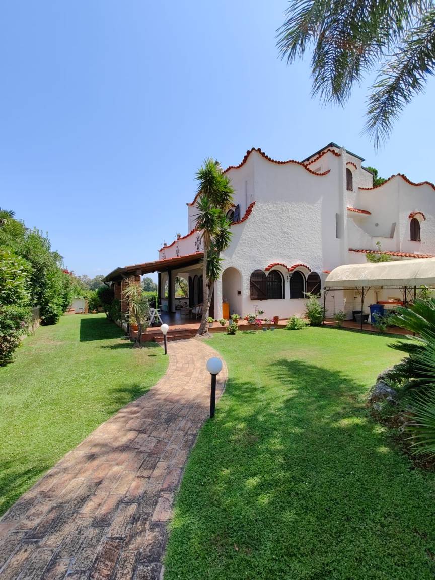 160 M² Villa ∙ 4 Bedrooms ∙ 6 Guests - Terracina