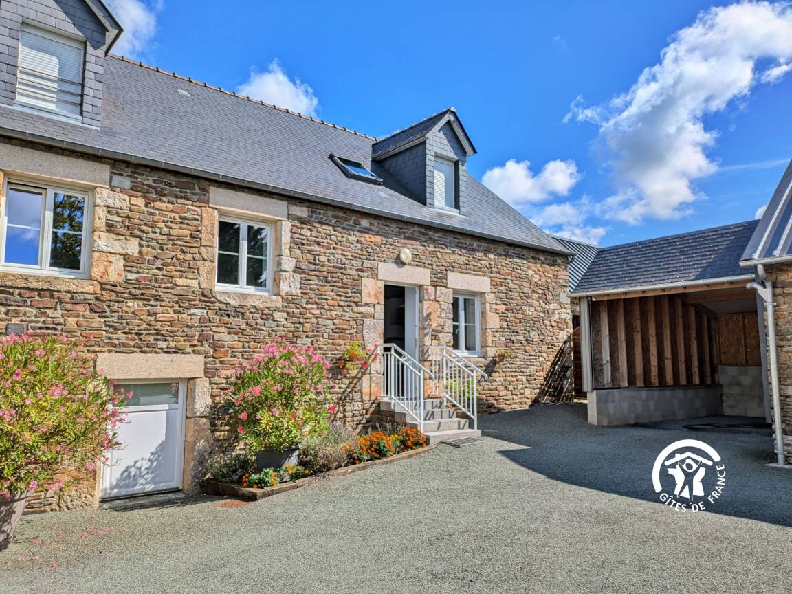 107 M² Cottage ∙ 2 Bedrooms ∙ 4 Guests - Mayenne