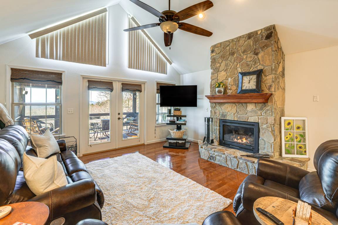 130 M² House ∙ 2 Bedrooms ∙ 4 Guests - Murphy, NC