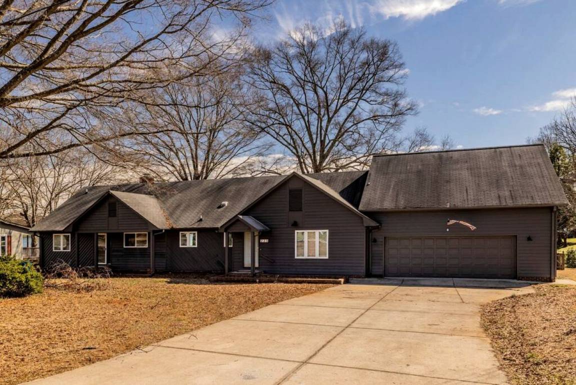 House ∙ 5 Bedrooms ∙ 14 Guests - Mooresville, NC