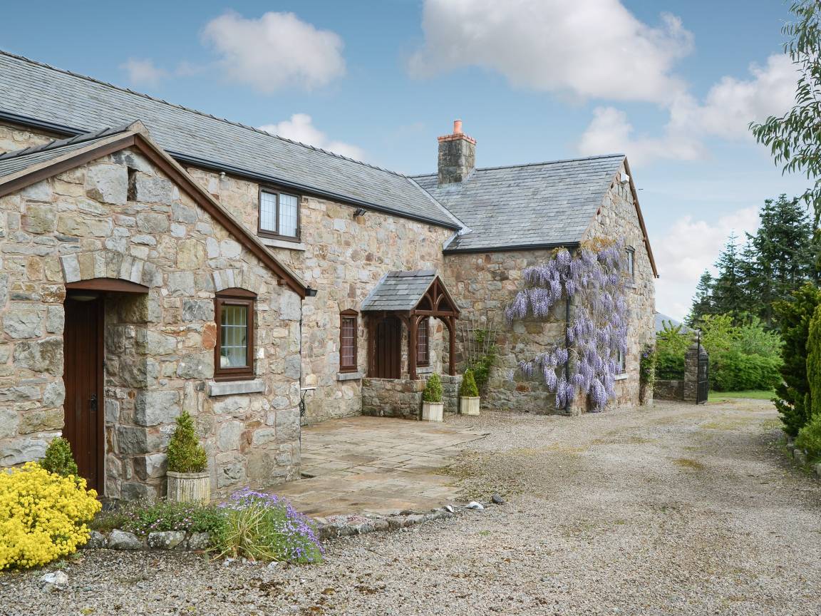 Cottage ∙ 6 Bedrooms ∙ 12 Guests - Llangollen