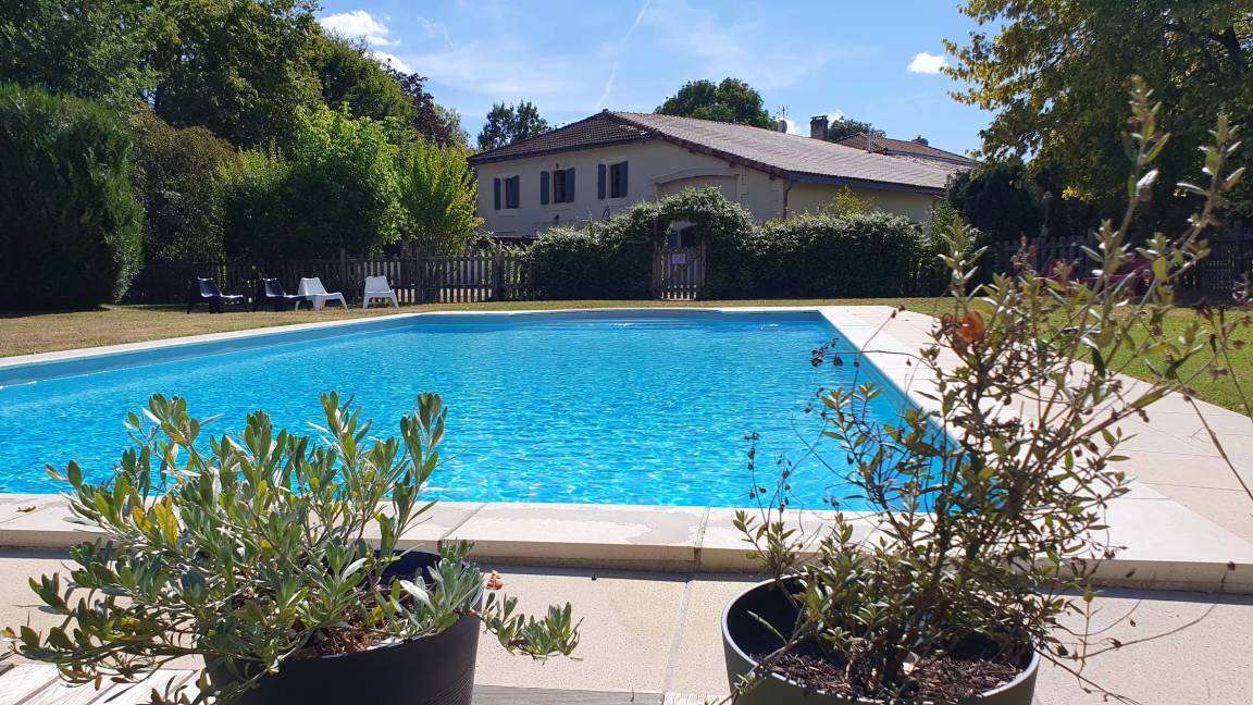 Maison De Vacances ∙ 6 Chambres ∙ 15 Personnes - Jonzac