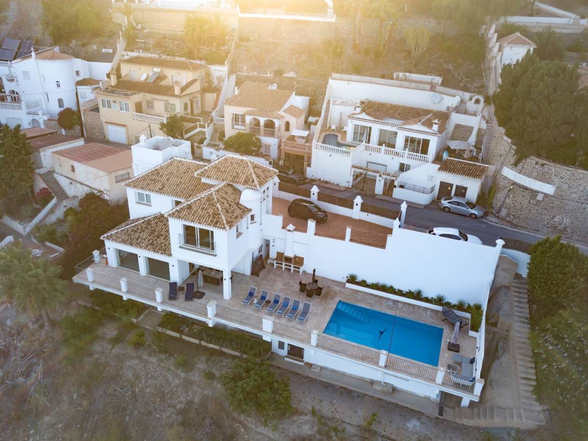380 M² Villa ∙ 5 Slaapkamers ∙ 9 Gasten - Salobreña