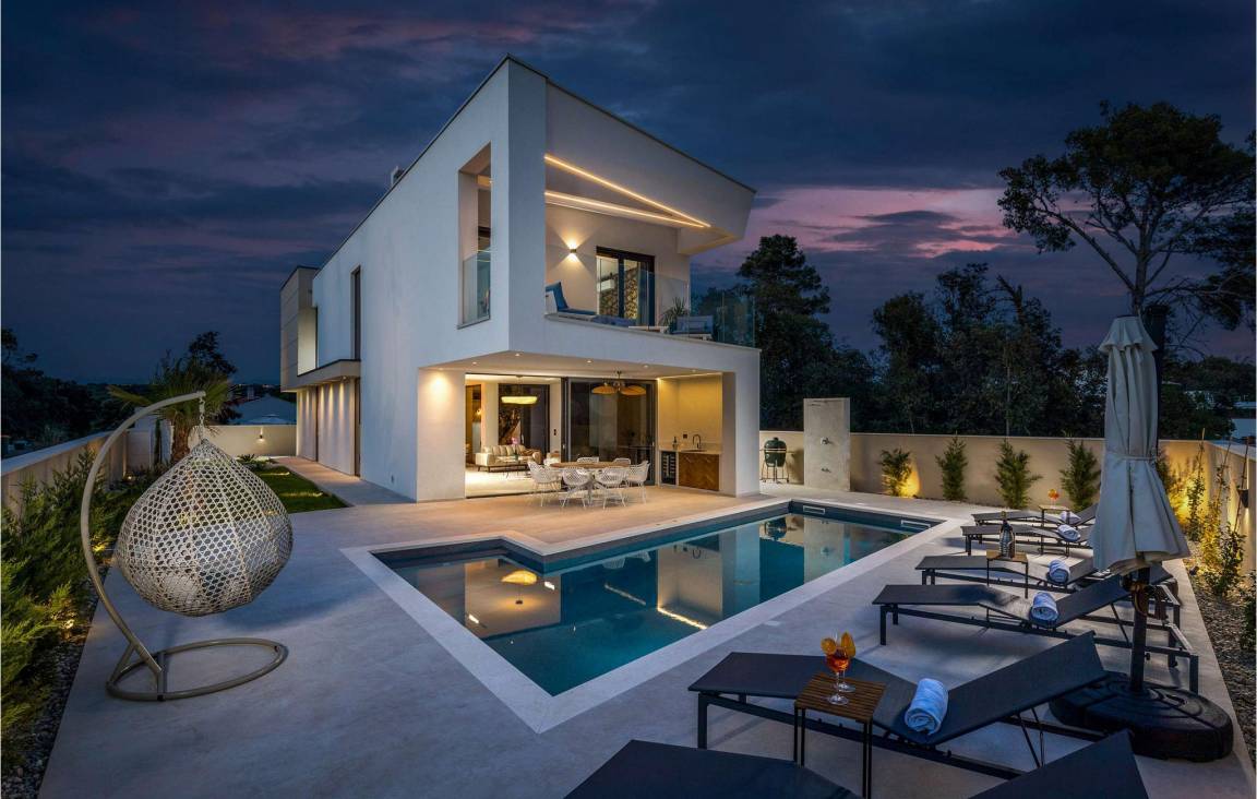 250 M² Ferienhaus ∙ 4 Schlafzimmer ∙ 8 Gäste - Nin