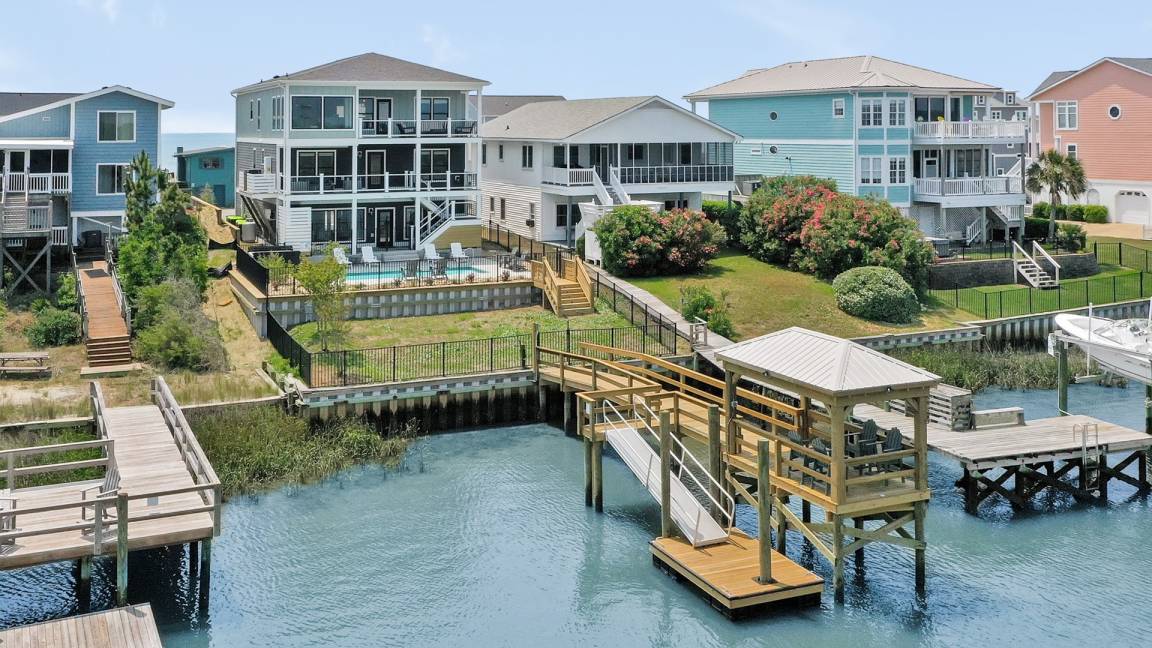 House ∙ 8 Bedrooms ∙ 20 Guests - Oak Island, NC