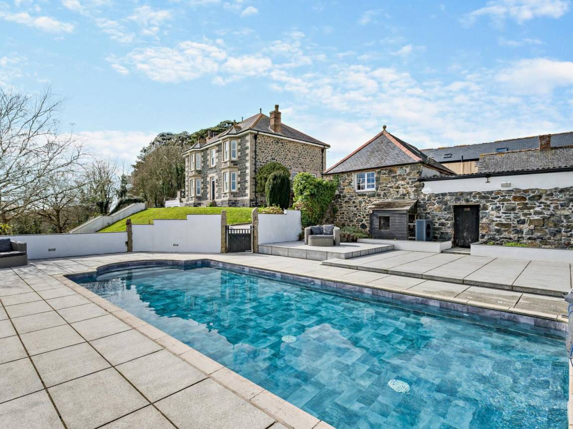 Cottage ∙ 6 Bedrooms ∙ 12 Guests - Helston