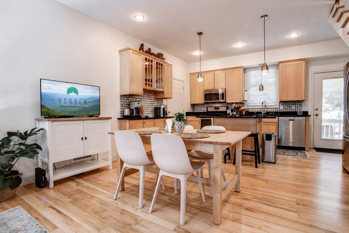 191 M² House ∙ 3 Bedrooms ∙ 6 Guests - Asheville, NC