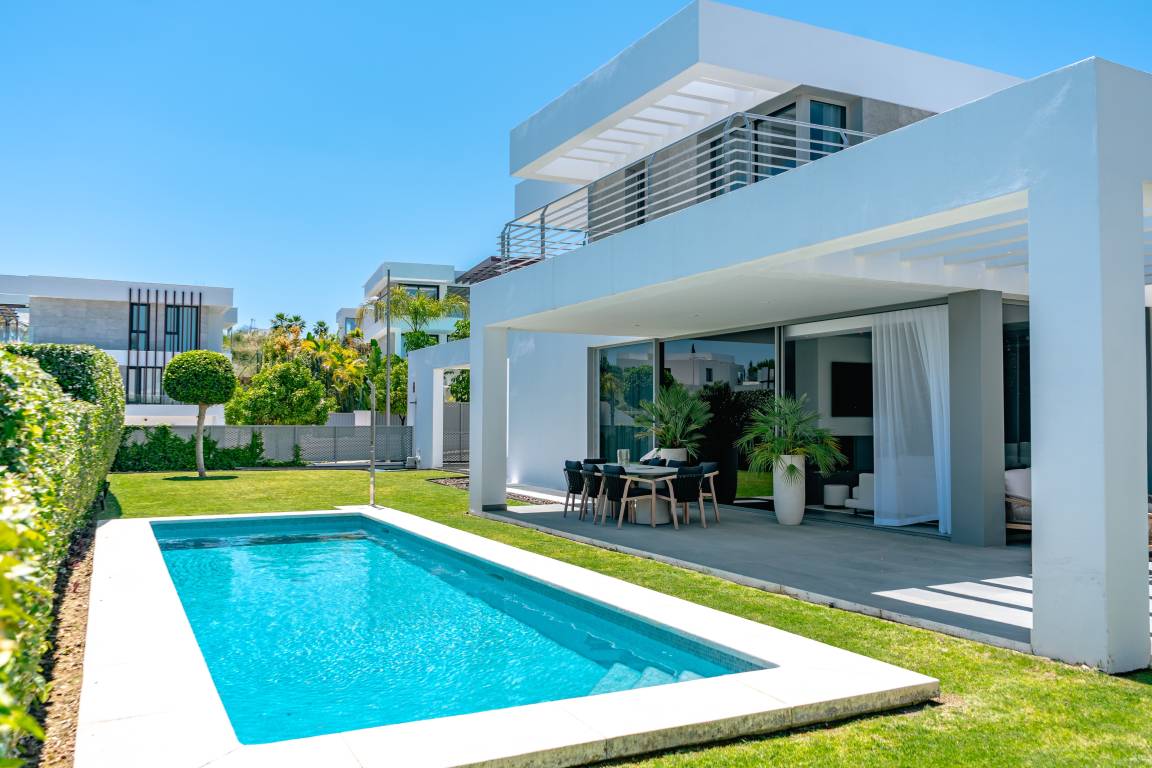 300 M² Villa ∙ 4 Bedrooms ∙ 8 Guests - Estepona