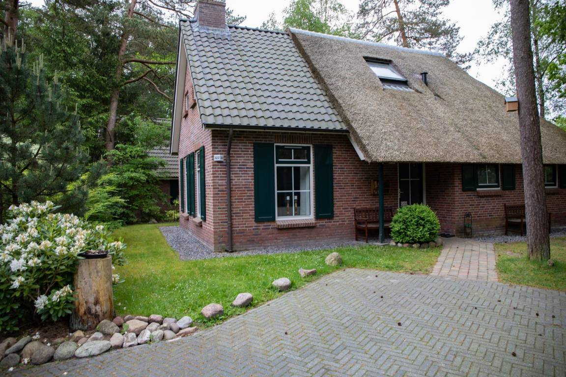 140 M² Bungalow ∙ 3 Bedrooms ∙ 8 Guests - Assen