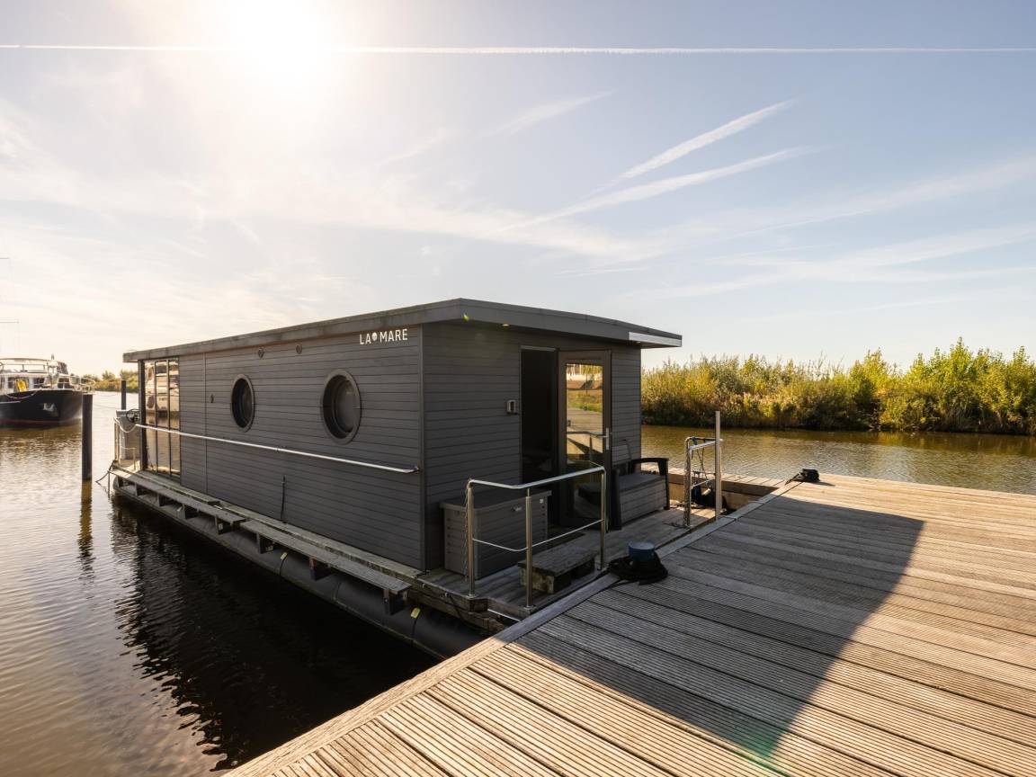 30 M² Houseboat ∙ 2 Bedrooms ∙ 5 Guests - Volendam
