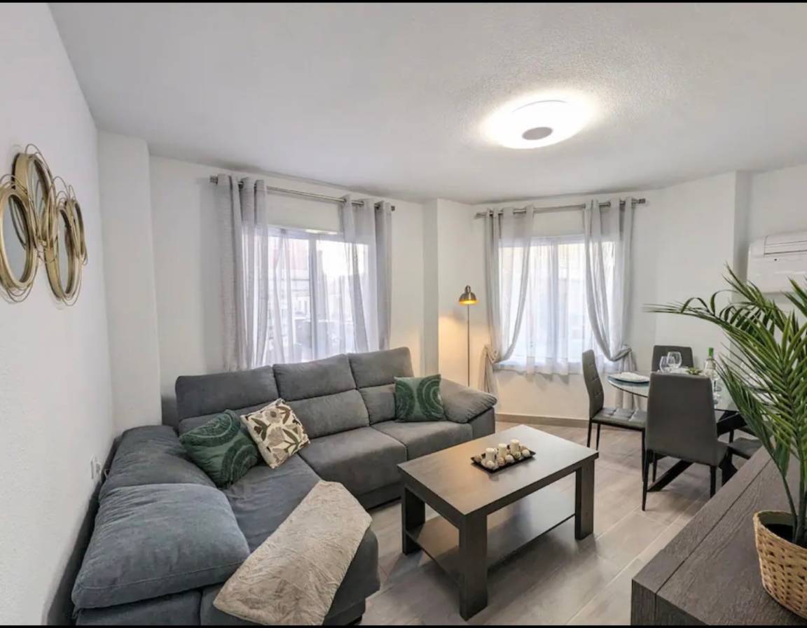 90 M² Apartment ∙ 3 Bedrooms ∙ 8 Guests - Torrevieja