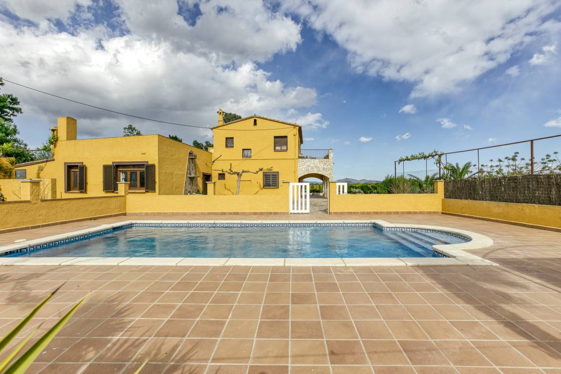 500 M² House ∙ 5 Bedrooms ∙ 15 Guests - Figueres