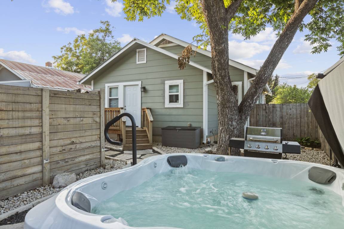 House ∙ 2 Bedrooms ∙ 4 Guests - Fredericksburg