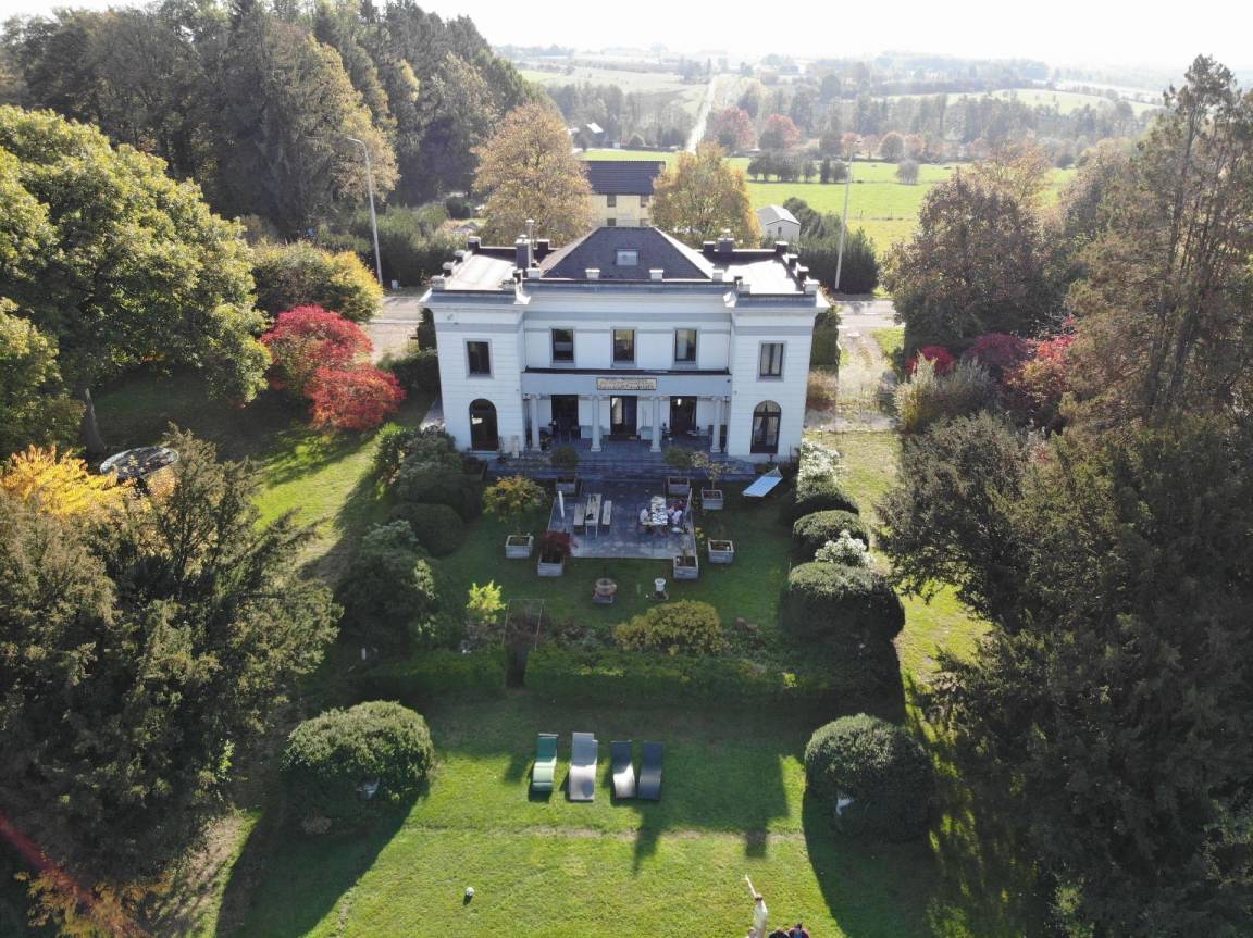 300 M² Maison De Vacances ∙ 4 Chambres ∙ 8 Personnes - Couvin