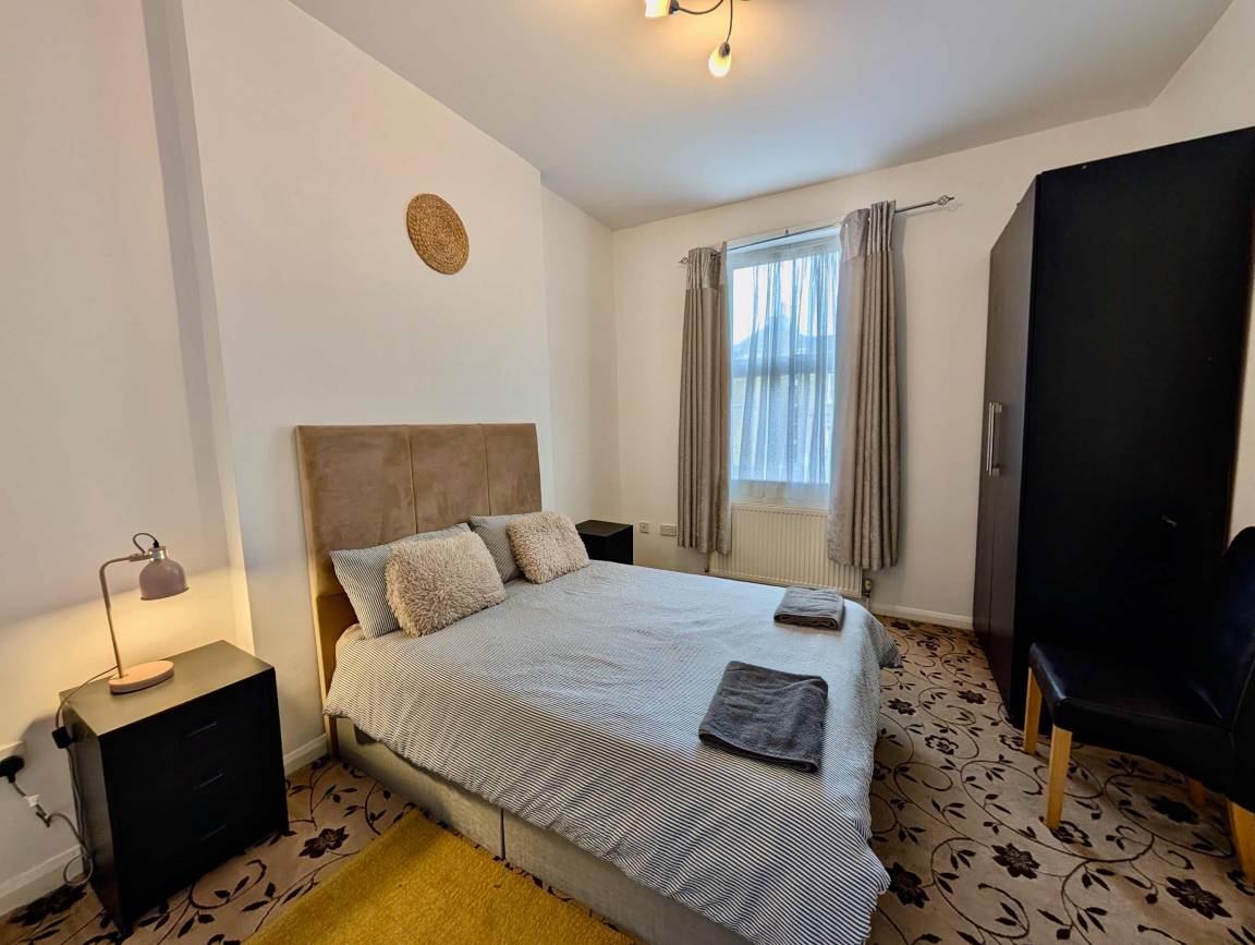 60 M² Apartment ∙ 3 Bedrooms ∙ 6 Guests - The Warwick Castle