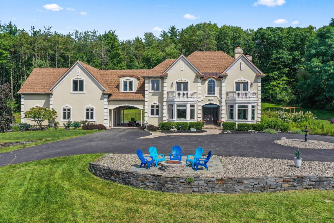Apartment ∙ 11 Bedrooms ∙ 24 Guests - Nassau, NY