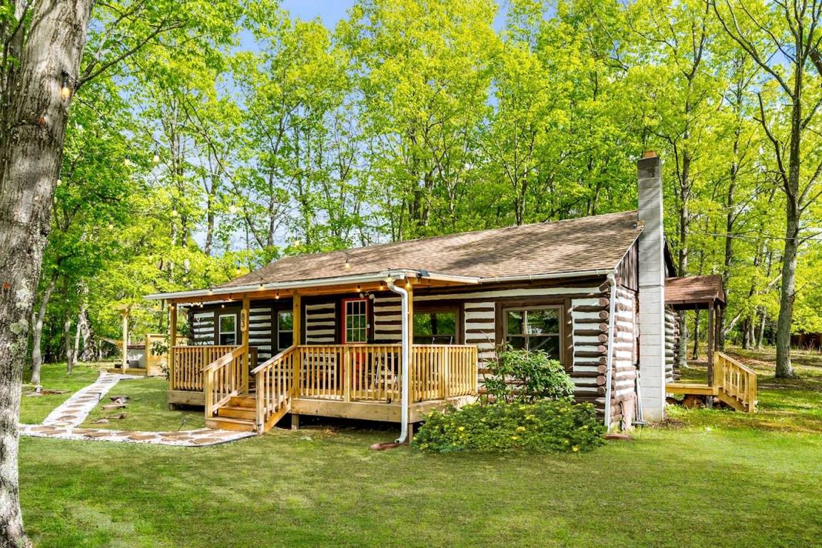 House ∙ 1 Bedroom ∙ 4 Guests - Berkeley Springs, WV