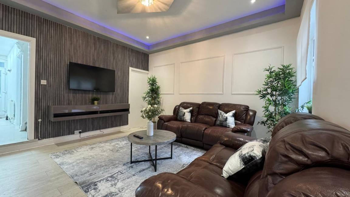 372 M² Ferienhaus ∙ 5 Schlafzimmer ∙ 13 Gäste - Birmingham