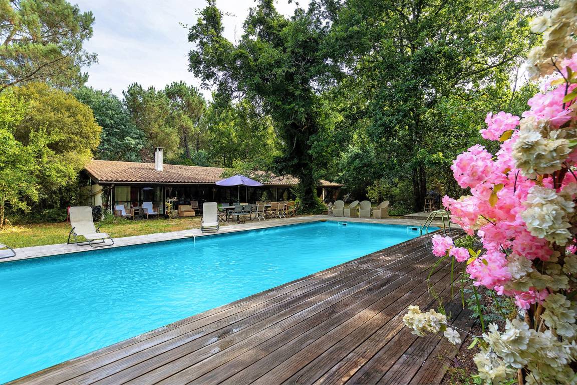200 M² Maison De Vacances ∙ 5 Chambres ∙ 15 Personnes - Mérignac