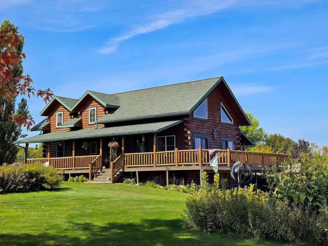 House ∙ 4 Bedrooms ∙ 10 Guests - Stratford, WI
