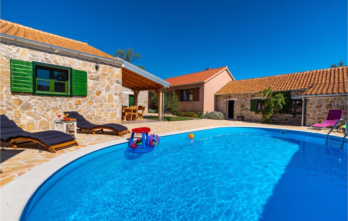 81 M² Dom ∙ 4 Sypialnie ∙ 8 Gości - Benkovac