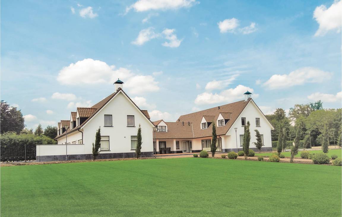 388 M² House ∙ 12 Bedrooms ∙ 30 Guests - Venlo