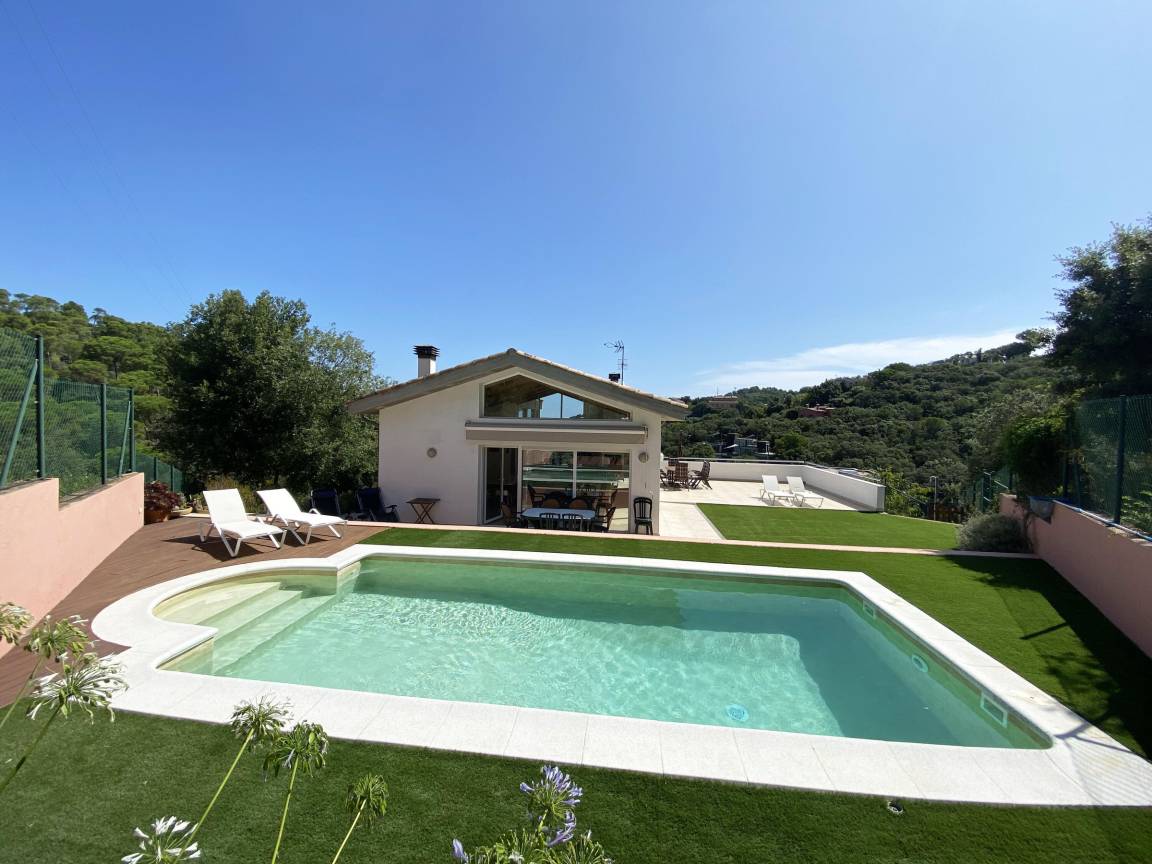 240 M² Villa ∙ 4 Chambres ∙ 8 Personnes - Begur