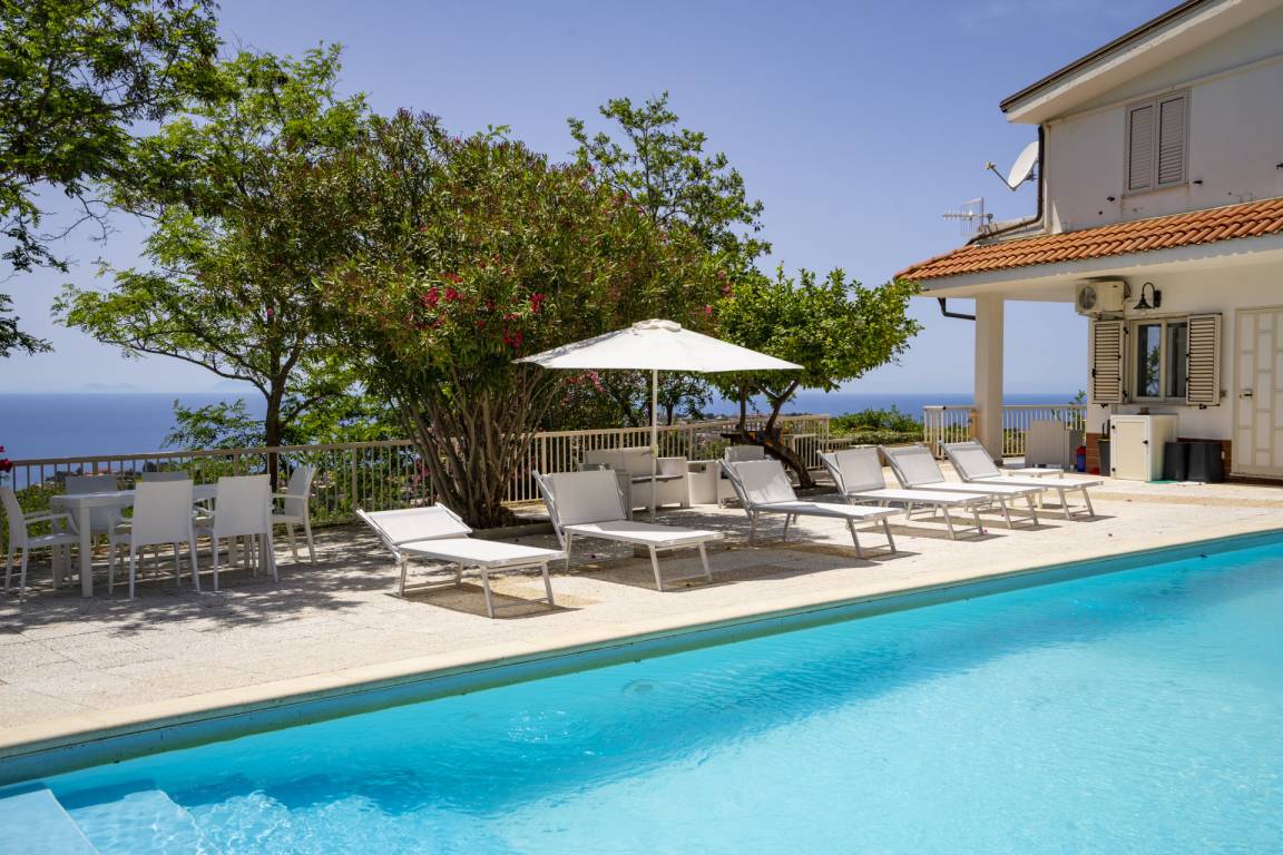 200 M² Villa ∙ 8 Bedrooms ∙ 16 Guests - Tropea