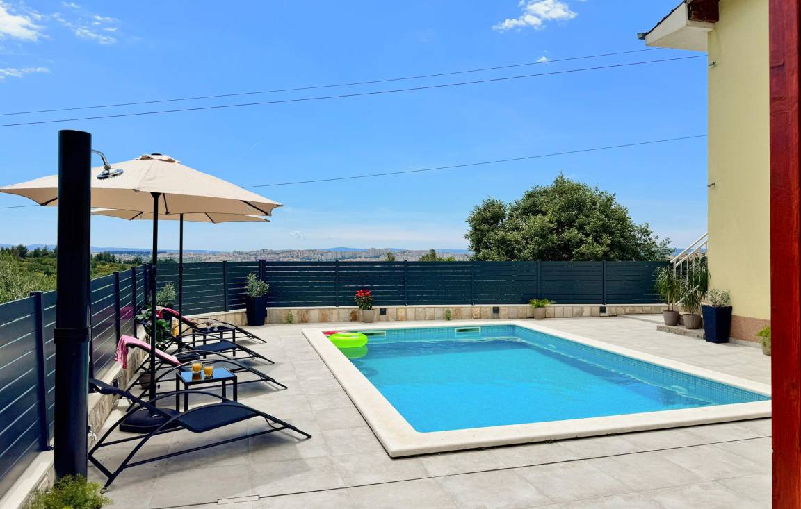 250 M² House ∙ 4 Bedrooms ∙ 8 Guests - Podstrana