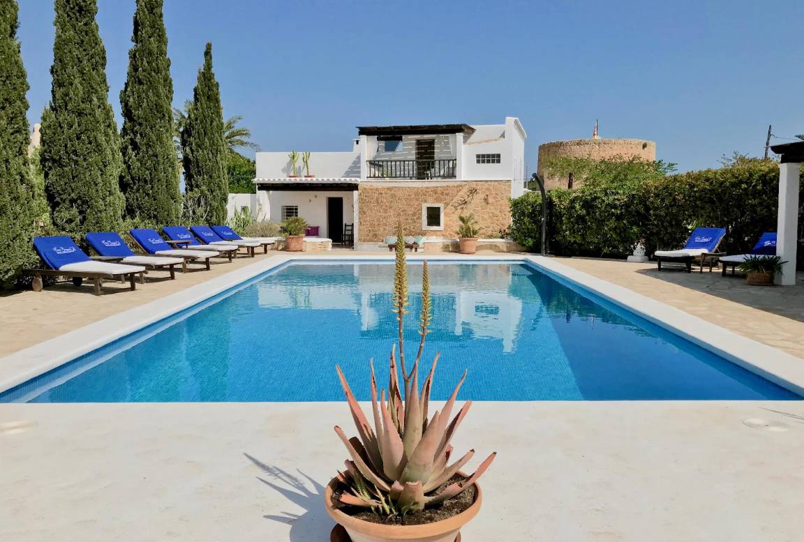 150 M² House ∙ 4 Bedrooms ∙ 8 Guests - Ibiza Airport (IBZ)