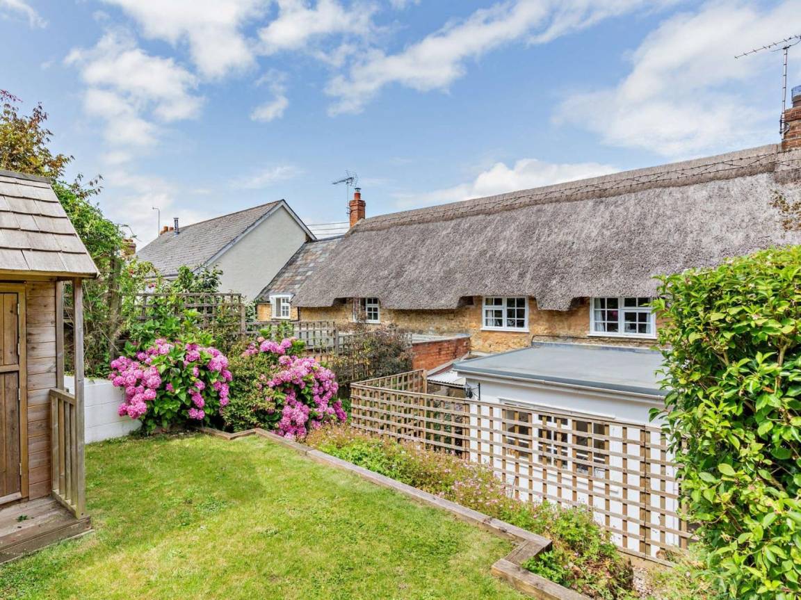 Cottage ∙ 2 Bedrooms ∙ 4 Guests - Burton Bradstock
