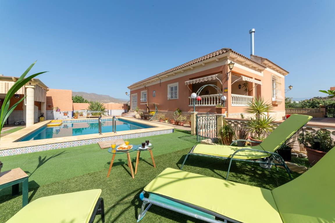 130 M² Talo ∙ 2 Makuuhuonetta ∙ 5 Vierasta - Almería