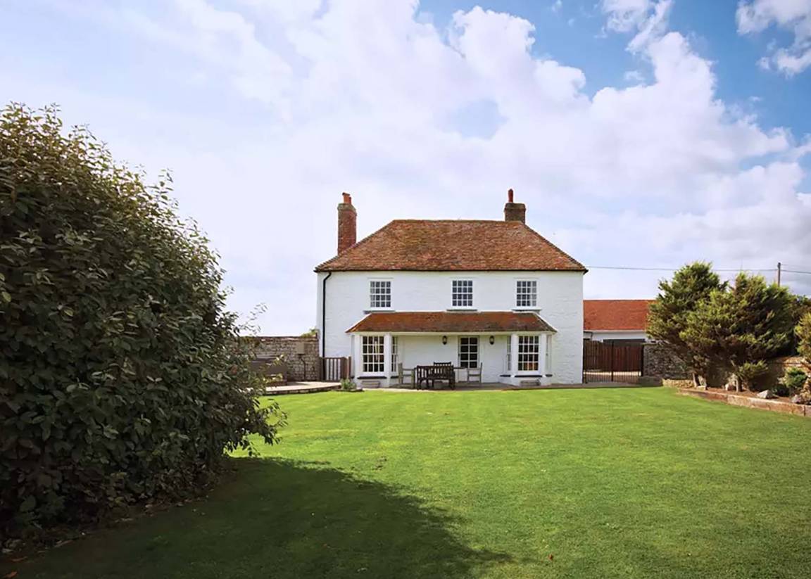 Cottage ∙ 4 Bedrooms ∙ 10 Guests - Selsey