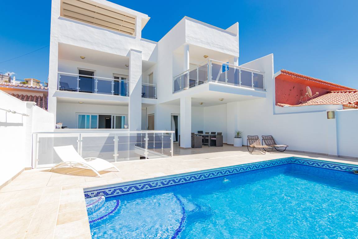 253 M² Villa ∙ 5 Bedrooms ∙ 10 Guests - Torre del Mar