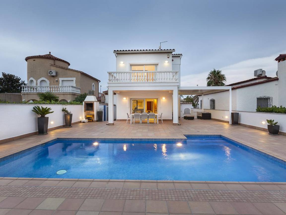 150 M² House ∙ 4 Bedrooms ∙ 8 Guests - Empuriabrava